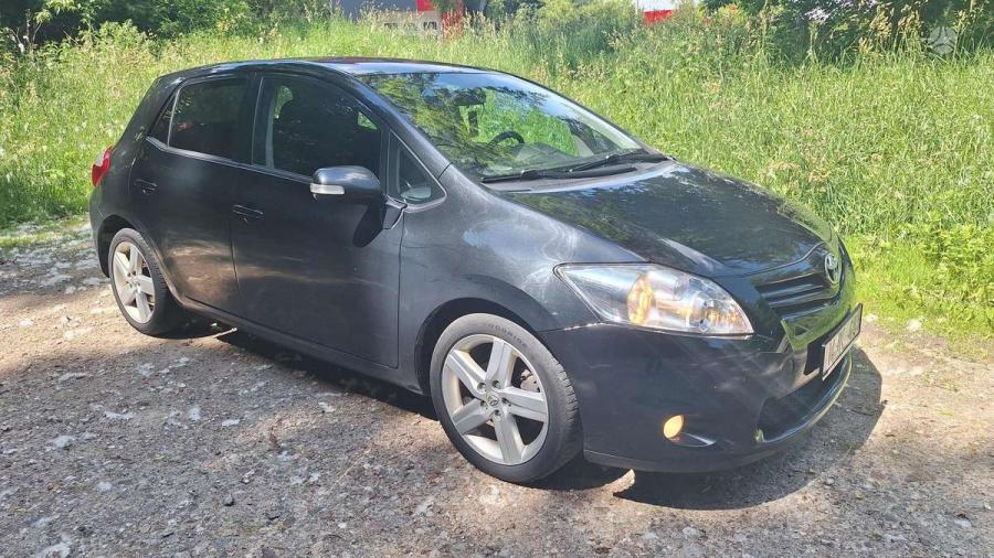 Melns Toyota Auris 2010 Viļņa, ar dzinēja tilpumu 2.00 L un nobraukumu 230 tūkst. km par 3050 €, foto 5 vietnē AUTOMOTO.COM.LV