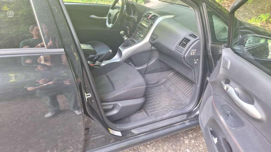 Melns Toyota Auris 2010 Viļņa, ar dzinēja tilpumu 2.00 L un nobraukumu 230 tūkst. km par 3050 €, foto 13 vietnē AUTOMOTO.COM.LV