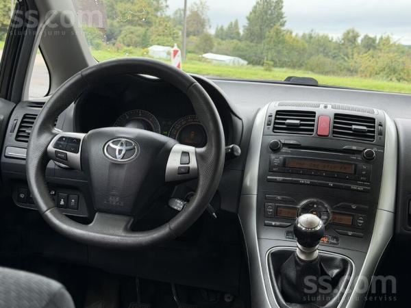 Toyota Auris 2010 Aizkraukle vietnē Melns Toyota Auris 2010 Aizkraukle, ar dzinēja tilpumu 2.00 L un nobraukumu 407 tūkst. km par 3470 €, foto 6 vietnē AUTOMOTO.COM.LV