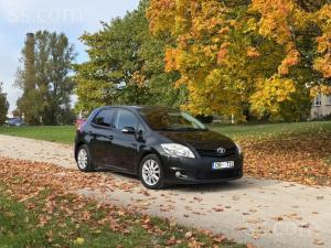 Black Toyota Auris 2010 in Aizkraukle, with an engine capacity of 2.00 L and mileage of 407 thousand km for 2970 €, photo 1 on AUTOMOTO.COM.LV
