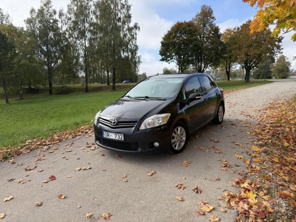 Black Toyota Auris 2010 in Aizkraukle, with an engine capacity of 2.00 L and mileage of 407 thousand km for 2970 €, photo 3 on AUTOMOTO.COM.LV