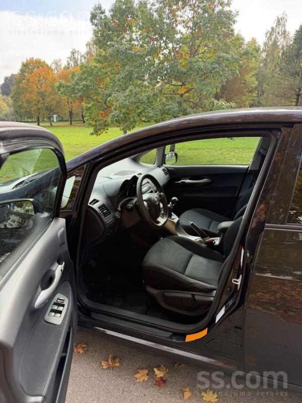 Black Toyota Auris 2010 in Aizkraukle, with an engine capacity of 2.00 L and mileage of 407 thousand km for 2970 €, photo 5 on AUTOMOTO.COM.LV