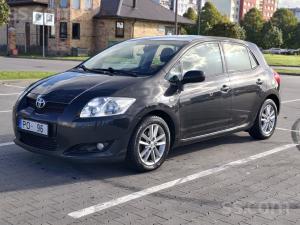 Melns Toyota Auris 2010 Rīga, ar dzinēja tilpumu 1.30 L un nobraukumu 250 tūkst. km par 2800 €, foto  vietnē AUTOMOTO.COM.LV