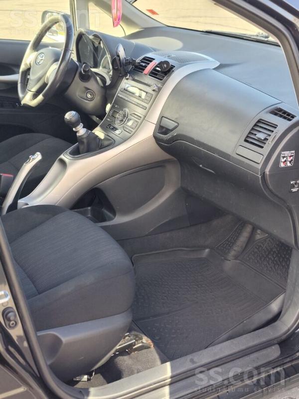 Toyota Auris 2010 Rīga vietnē Melns Toyota Auris 2010 Rīga, ar dzinēja tilpumu 1.30 L un nobraukumu 250 tūkst. km par 2800 €, foto 7 vietnē AUTOMOTO.COM.LV