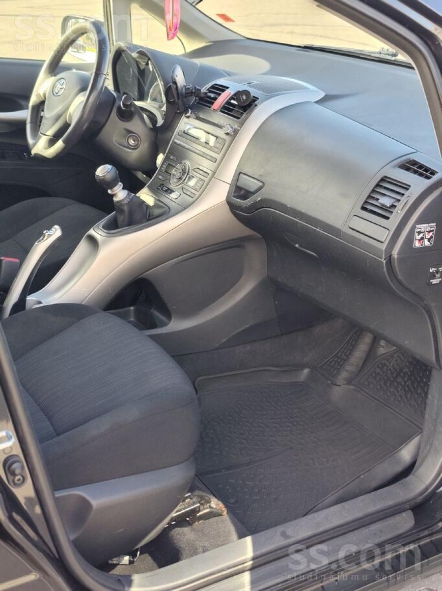 Melns Toyota Auris 2010 Rīga, ar dzinēja tilpumu 1.30 L un nobraukumu 250 tūkst. km par 2800 €, foto 7 vietnē AUTOMOTO.COM.LV