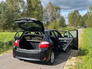 Black Toyota Auris 2011 in Ogre, with an engine capacity of 1.40 L and mileage of 207 thousand km for 3900 €, photo 2 on AUTOMOTO.COM.LV