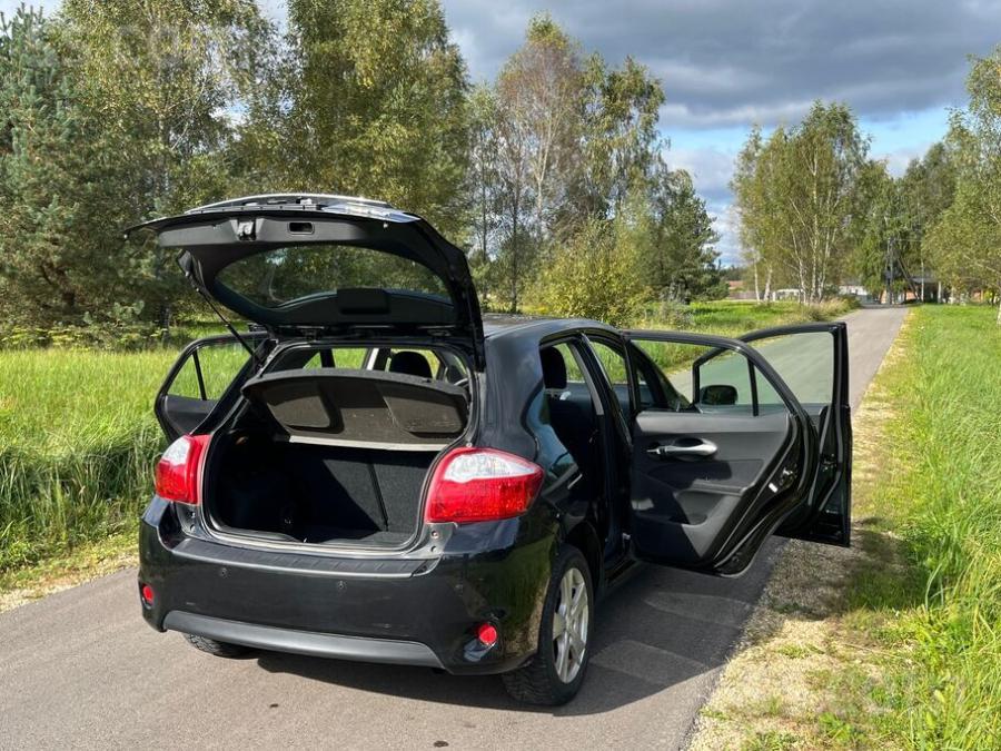 Black Toyota Auris 2011 in Ogre, with an engine capacity of 1.40 L and mileage of 207 thousand km for 3900 €, photo 2 on AUTOMOTO.COM.LV