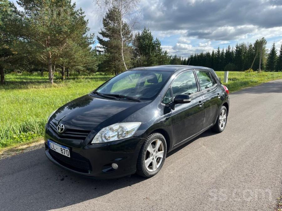 Black Toyota Auris 2011 in Ogre, with an engine capacity of 1.40 L and mileage of 207 thousand km for 3900 €, photo 4 on AUTOMOTO.COM.LV
