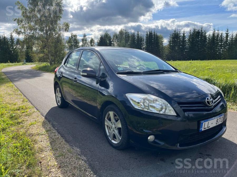 Black Toyota Auris 2011 in Ogre, with an engine capacity of 1.40 L and mileage of 207 thousand km for 3900 €, photo 5 on AUTOMOTO.COM.LV