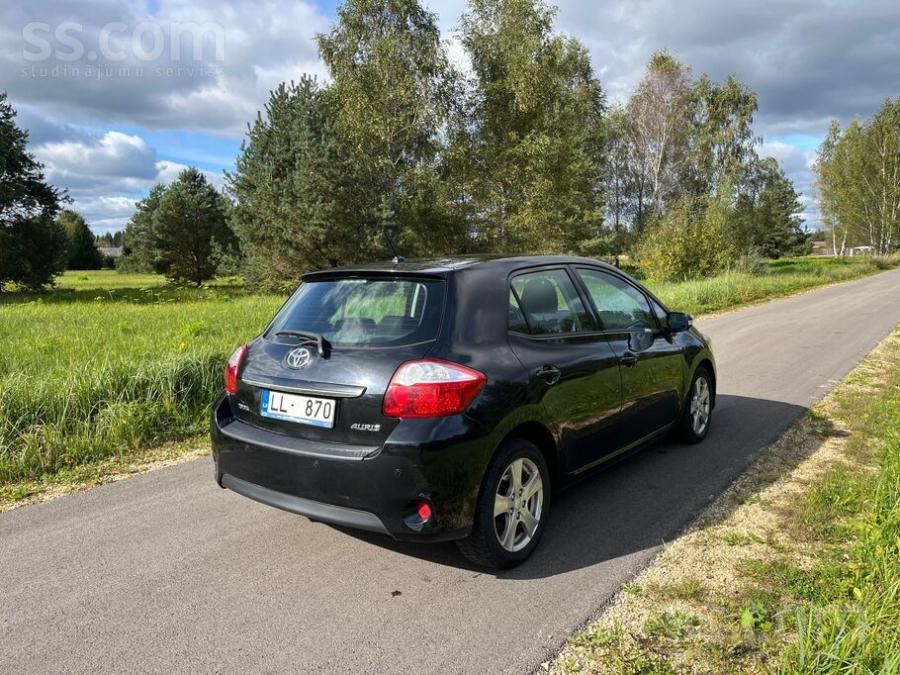 Black Toyota Auris 2011 in Ogre, with an engine capacity of 1.40 L and mileage of 207 thousand km for 3900 €, photo 6 on AUTOMOTO.COM.LV