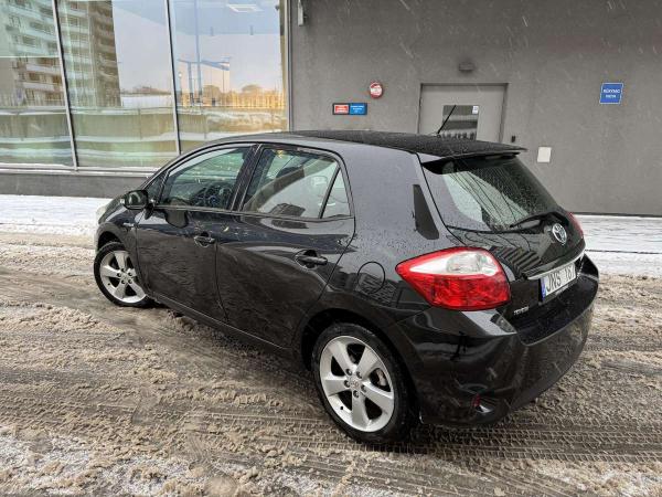 Black Toyota Auris 2011 in Vilnius, with an engine capacity of 1.80 L and mileage of 245 thousand km for 5450 €, photo 3 on AUTOMOTO.COM.LV