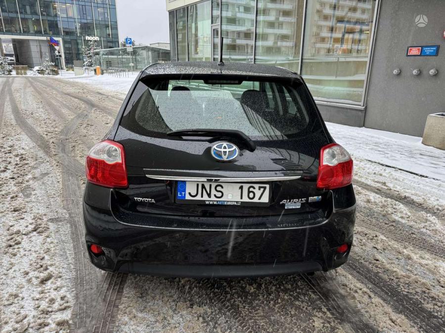 Melns Toyota Auris 2011 Viļņa, ar dzinēja tilpumu 1.80 L un nobraukumu 245 tūkst. km par 5450 €, foto 5 vietnē AUTOMOTO.COM.LV