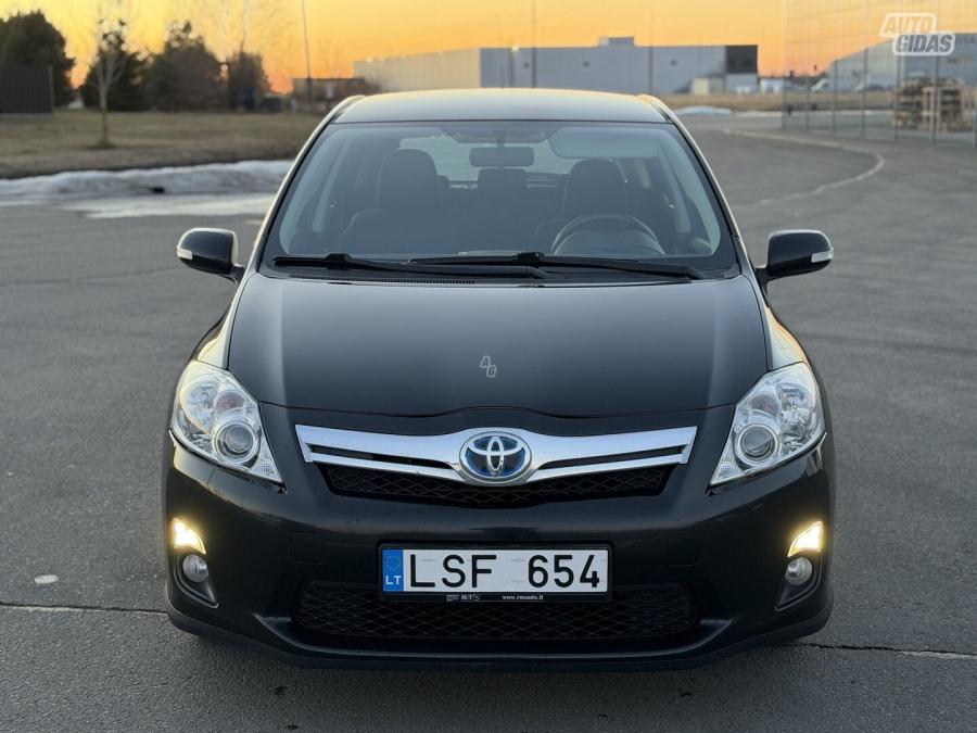 Black Toyota Auris 2011 in Panevezys, with an engine capacity of 1.80 L and mileage of 266 thousand km for 5700 €, photo 2 on AUTOMOTO.COM.LV