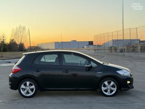 Black Toyota Auris 2011 in Panevezys, with an engine capacity of 1.80 L and mileage of 266 thousand km for 5700 €, photo 4 on AUTOMOTO.COM.LV