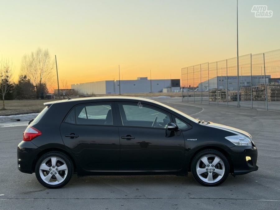 Black Toyota Auris 2011 in Panevezys, with an engine capacity of 1.80 L and mileage of 266 thousand km for 5500 €, photo 4 on AUTOMOTO.COM.LV
