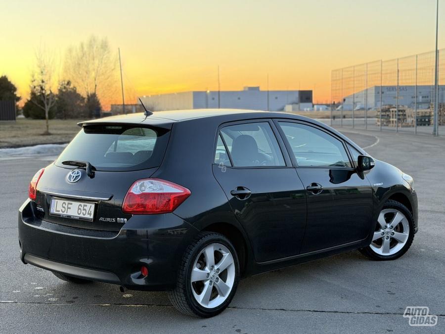 Black Toyota Auris 2011 in Panevezys, with an engine capacity of 1.80 L and mileage of 266 thousand km for 5500 €, photo 6 on AUTOMOTO.COM.LV