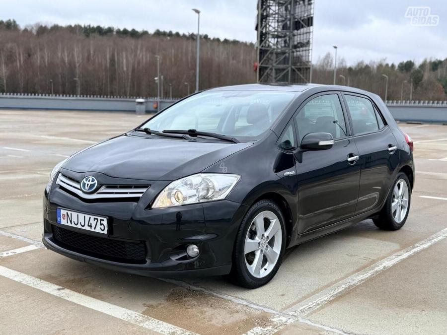 Black Toyota Auris 2011 in Ukmerge, with an engine capacity of 1.80 L and mileage of 206 thousand km for 6300 €, photo 1 on AUTOMOTO.COM.LV