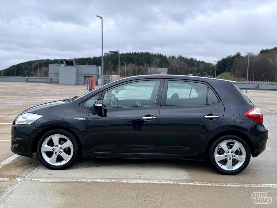Black Toyota Auris 2011 in Ukmerge, with an engine capacity of 1.80 L and mileage of 206 thousand km for 6300 €, photo 4 on AUTOMOTO.COM.LV