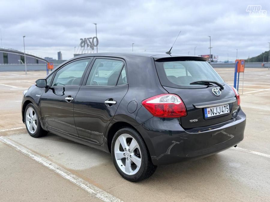 Black Toyota Auris 2011 in Ukmerge, with an engine capacity of 1.80 L and mileage of 206 thousand km for 6300 €, photo 5 on AUTOMOTO.COM.LV