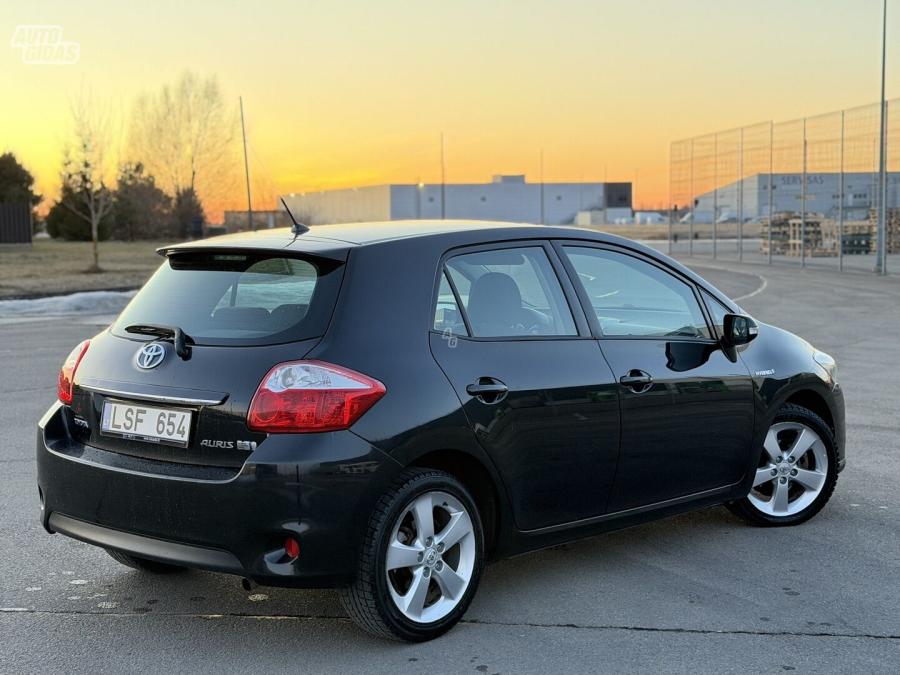 Black Toyota Auris 2011 in Panevezys, with an engine capacity of 1.80 L and mileage of 266 thousand km for 5500 €, photo 7 on AUTOMOTO.COM.LV