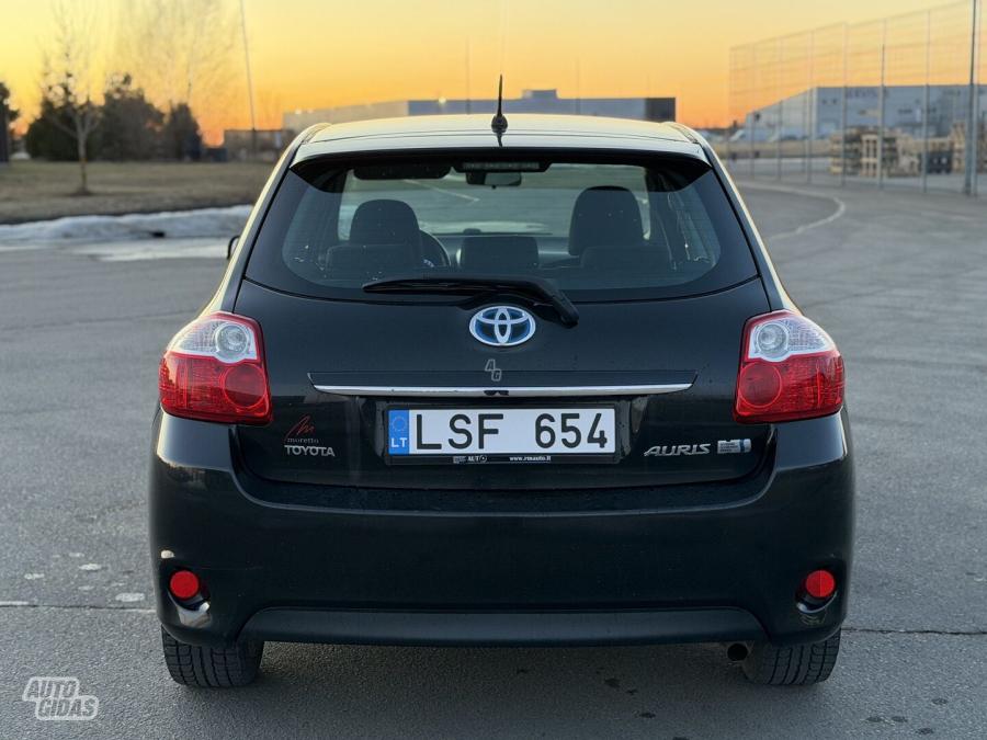 Black Toyota Auris 2011 in Panevezys, with an engine capacity of 1.80 L and mileage of 266 thousand km for 5500 €, photo 8 on AUTOMOTO.COM.LV