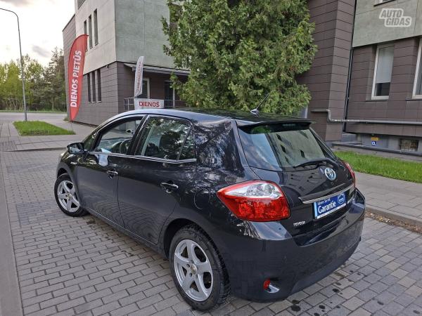 Black Toyota Auris 2011 in Vilnius, with an engine capacity of 1.80 L and mileage of 227 thousand km for 6250 €, photo 2 on AUTOMOTO.COM.LV