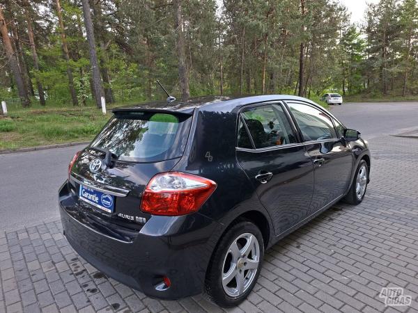 Black Toyota Auris 2011 in Vilnius, with an engine capacity of 1.80 L and mileage of 227 thousand km for 6250 €, photo 8 on AUTOMOTO.COM.LV