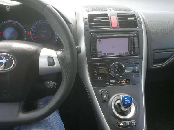 Black Toyota Auris 2011 in Vilnius, with an engine capacity of 1.80 L and mileage of 200 thousand km for 6350 €, photo 4 on AUTOMOTO.COM.LV