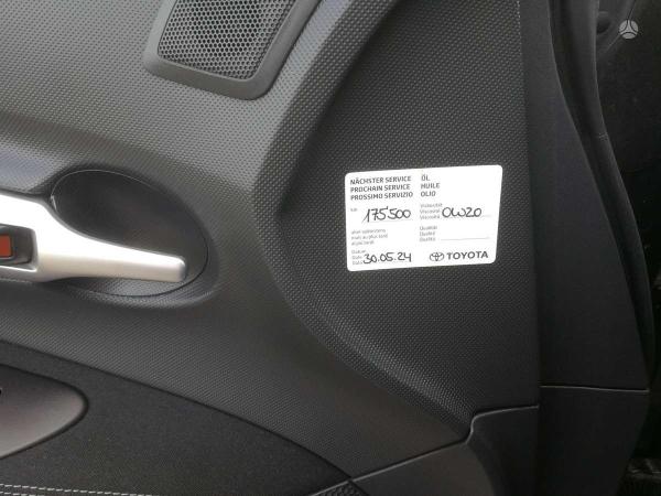 Black Toyota Auris 2011 in Vilnius, with an engine capacity of 1.80 L and mileage of 200 thousand km for 6350 €, photo 5 on AUTOMOTO.COM.LV