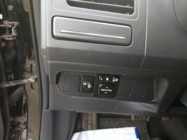 Black Toyota Auris 2011 in Vilnius, with an engine capacity of 1.80 L and mileage of 200 thousand km for 6350 €, photo 6 on AUTOMOTO.COM.LV