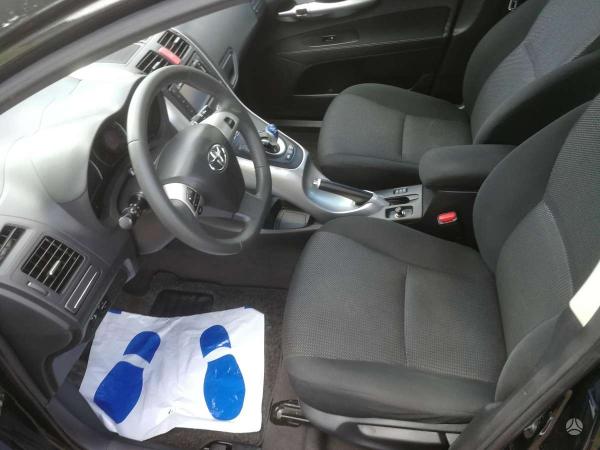 Black Toyota Auris 2011 in Vilnius, with an engine capacity of 1.80 L and mileage of 200 thousand km for 6350 €, photo 7 on AUTOMOTO.COM.LV