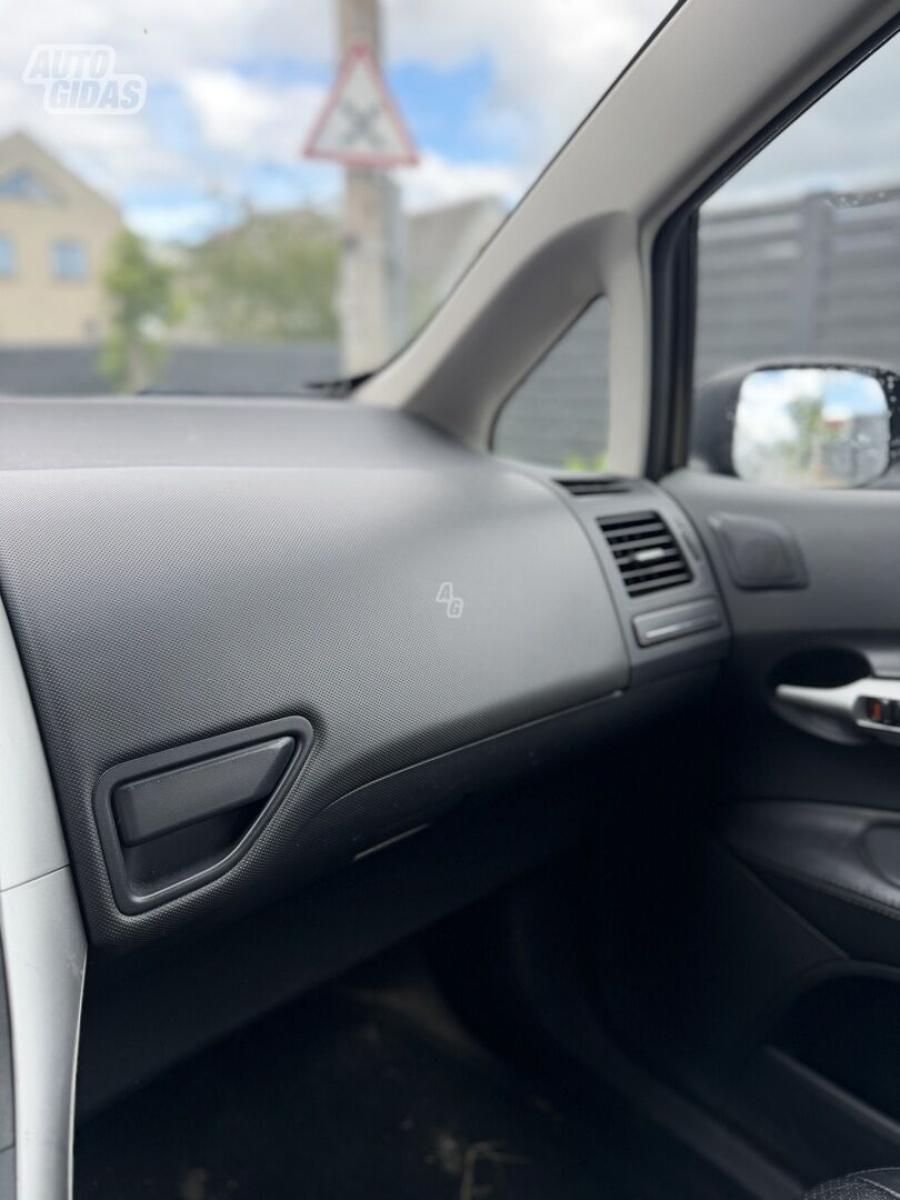 Melns Toyota Auris 2011 Kauņa, ar dzinēja tilpumu 1.40 L un nobraukumu 400 tūkst. km par 3450 €, foto 24 vietnē AUTOMOTO.COM.LV