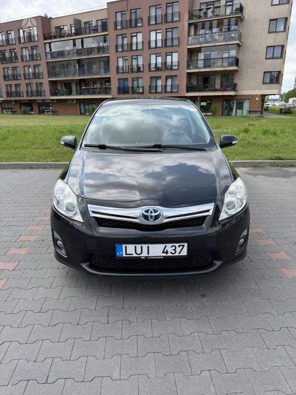 Black Toyota Auris 2011 in Vilnius, with an engine capacity of 1.80 L and mileage of 382 thousand km for 6500 €, photo 3 on AUTOMOTO.COM.LV