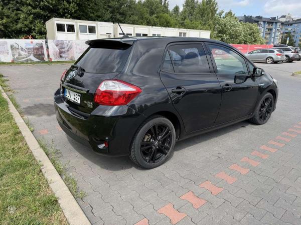Black Toyota Auris 2011 in Vilnius, with an engine capacity of 1.80 L and mileage of 382 thousand km for 6500 €, photo 5 on AUTOMOTO.COM.LV