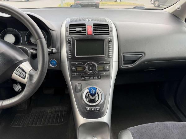 Black Toyota Auris 2011 in Vilnius, with an engine capacity of 1.80 L and mileage of 382 thousand km for 6500 €, photo 6 on AUTOMOTO.COM.LV