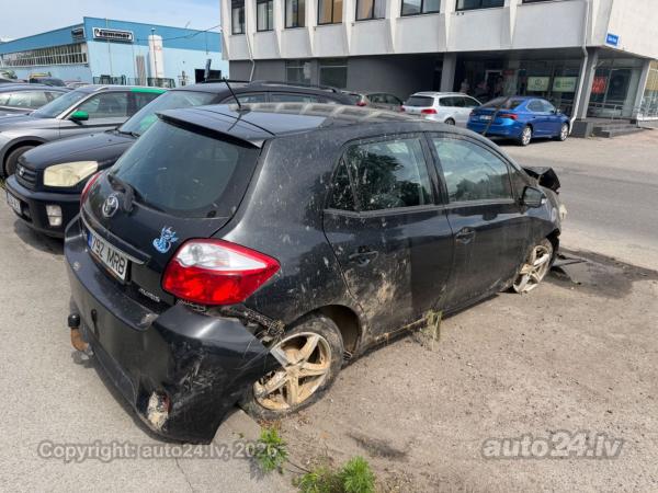 Черный Тойота Аурис 2011 в Таллин, объемом двигателя 1.60 л и пробегом 152 тыс. км за 599 €, фото 2 на AUTOMOTO.COM.LV