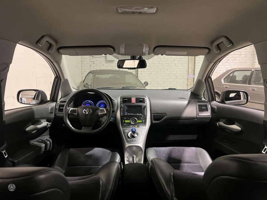 Black Toyota Auris 2011 in Klaipeda, with an engine capacity of 1.80 L and mileage of 271 thousand km for 5555 €, photo 17 on AUTOMOTO.COM.LV