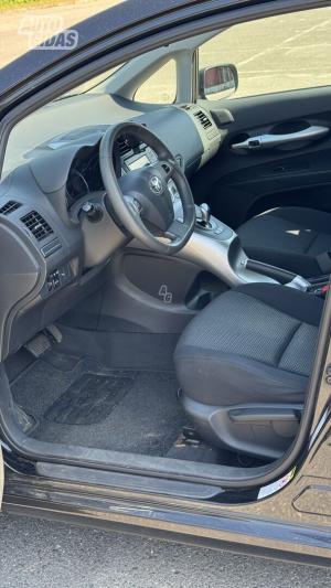 Melns Toyota Auris 2011 Viļņa, ar dzinēja tilpumu 1.80 L un nobraukumu 86 tūkst. km par 6500 €, foto 8 vietnē AUTOMOTO.COM.LV