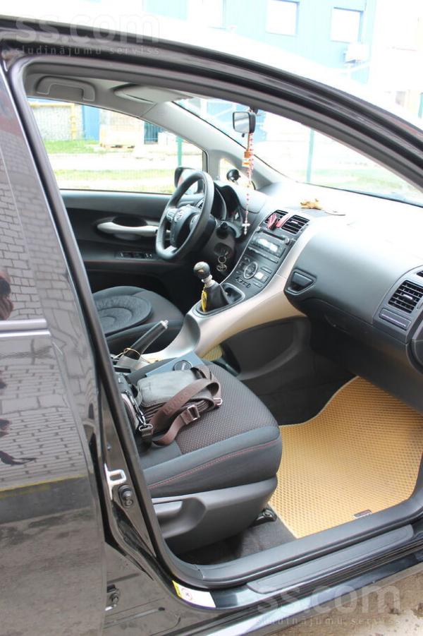 Melns Toyota Auris 2011 Aizkraukle, ar dzinēja tilpumu 2.00 L un nobraukumu 235 tūkst. km par 3400 €, foto 3 vietnē AUTOMOTO.COM.LV