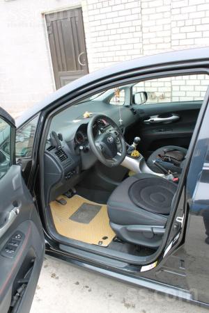 Black Toyota Auris 2011 in Aizkraukle, with an engine capacity of 2.00 L and mileage of 235 thousand km for 3400 €, photo 6 on AUTOMOTO.COM.LV