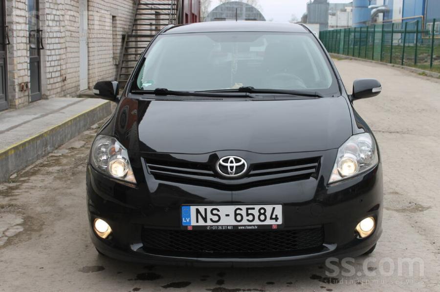 Black Toyota Auris 2011 in Aizkraukle, with an engine capacity of 2.00 L and mileage of 235 thousand km for 3400 €, photo 7 on AUTOMOTO.COM.LV