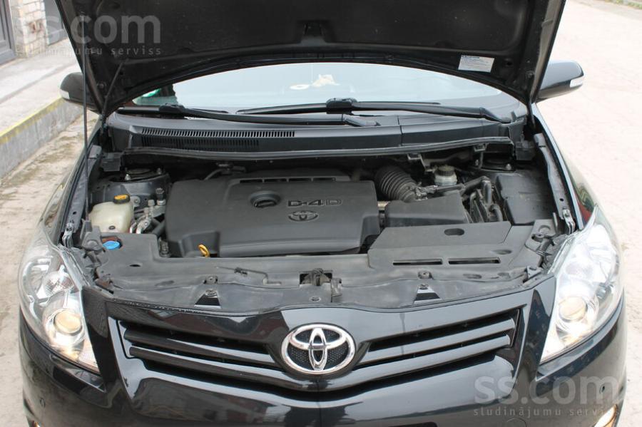 Black Toyota Auris 2011 in Aizkraukle, with an engine capacity of 2.00 L and mileage of 235 thousand km for 3400 €, photo 8 on AUTOMOTO.COM.LV