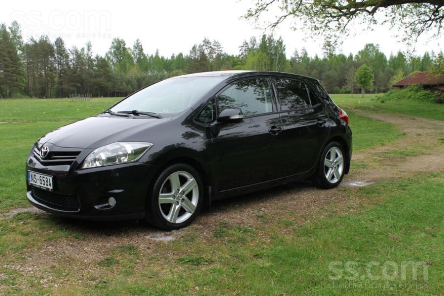 Black Toyota Auris 2011 in Aizkraukle, with an engine capacity of 2.00 L and mileage of 235 thousand km for 3400 €, photo 9 on AUTOMOTO.COM.LV