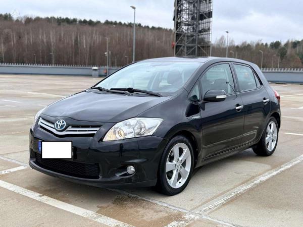 Black Toyota Auris 2011 in Vilnius, with an engine capacity of 1.80 L and mileage of 200 thousand km for 6450 €, photo 1 on AUTOMOTO.COM.LV