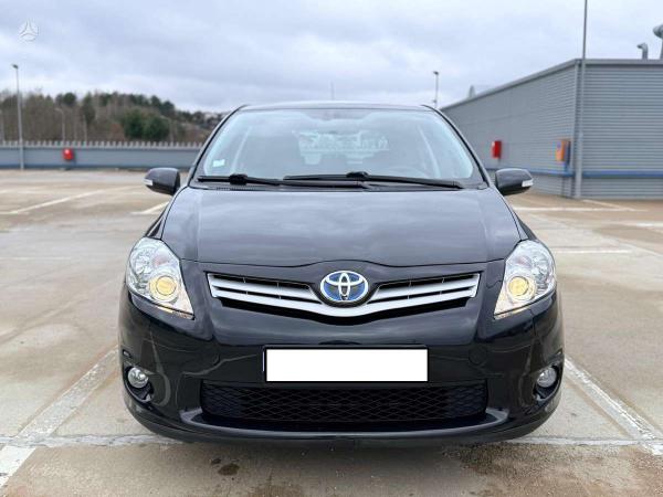 Black Toyota Auris 2011 in Vilnius, with an engine capacity of 1.80 L and mileage of 200 thousand km for 6450 €, photo 2 on AUTOMOTO.COM.LV