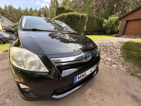 Black Toyota Auris 2011 in Vilnius, with an engine capacity of 1.80 L and mileage of 283 thousand km for 5400 €, photo 2 on AUTOMOTO.COM.LV