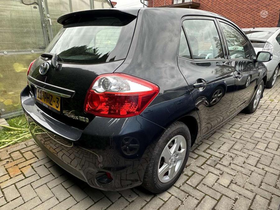 Melns Toyota Auris 2011 Kauņa, ar dzinēja tilpumu 1.80 L un nobraukumu 253 tūkst. km par 6000 €, foto 21 vietnē AUTOMOTO.COM.LV