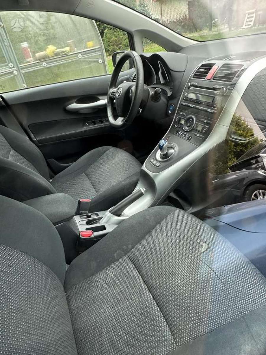 Melns Toyota Auris 2011 Kauņa, ar dzinēja tilpumu 1.80 L un nobraukumu 253 tūkst. km par 6000 €, foto 22 vietnē AUTOMOTO.COM.LV