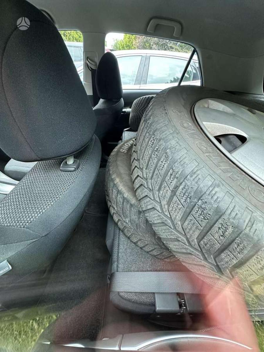 Melns Toyota Auris 2011 Kauņa, ar dzinēja tilpumu 1.80 L un nobraukumu 253 tūkst. km par 6000 €, foto 24 vietnē AUTOMOTO.COM.LV