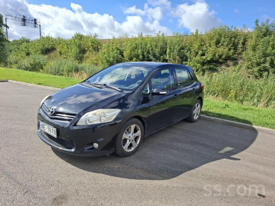 Melns Toyota Auris 2011 Daugavpils, ar dzinēja tilpumu 2.00 L un nobraukumu 211 tūkst. km par 4200 €, foto 1 vietnē AUTOMOTO.COM.LV